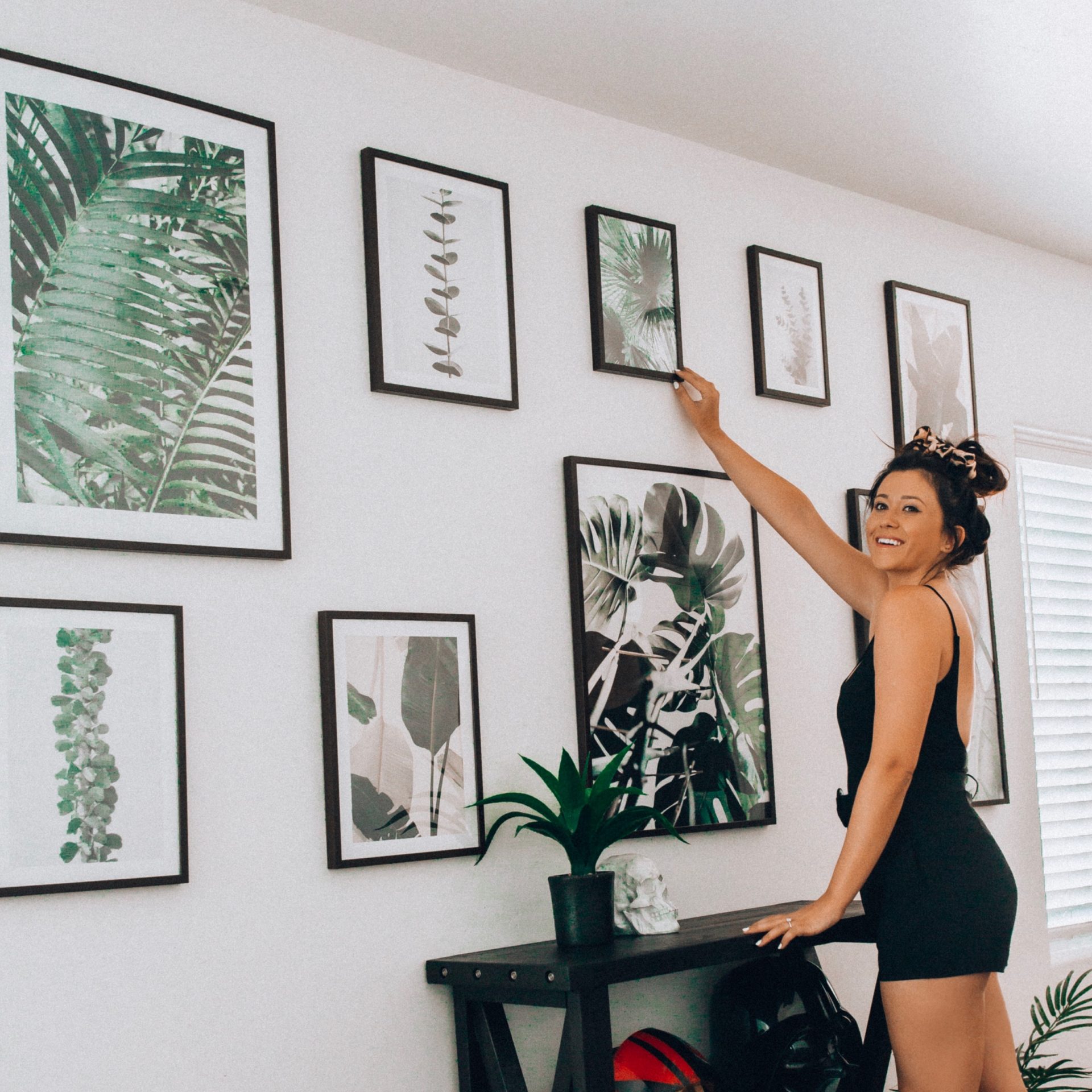 how to create a chic & easy gallery wall